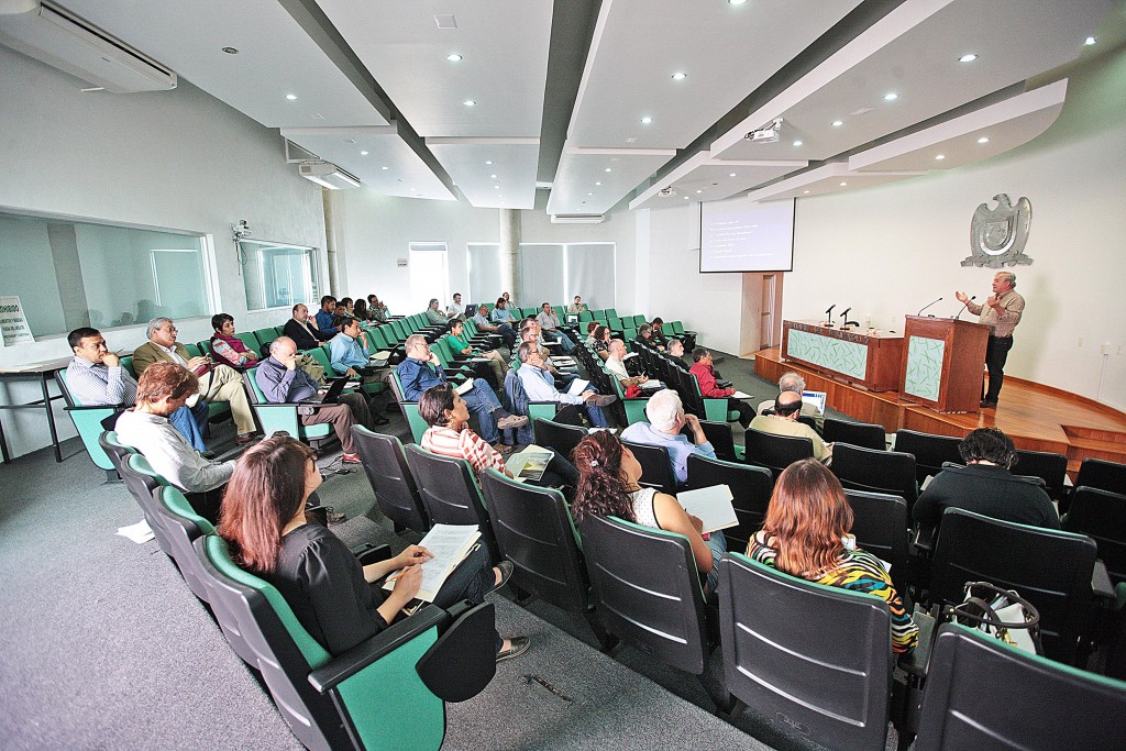 El modelo extractivista implica siempre violencia y corrupción, expone ...