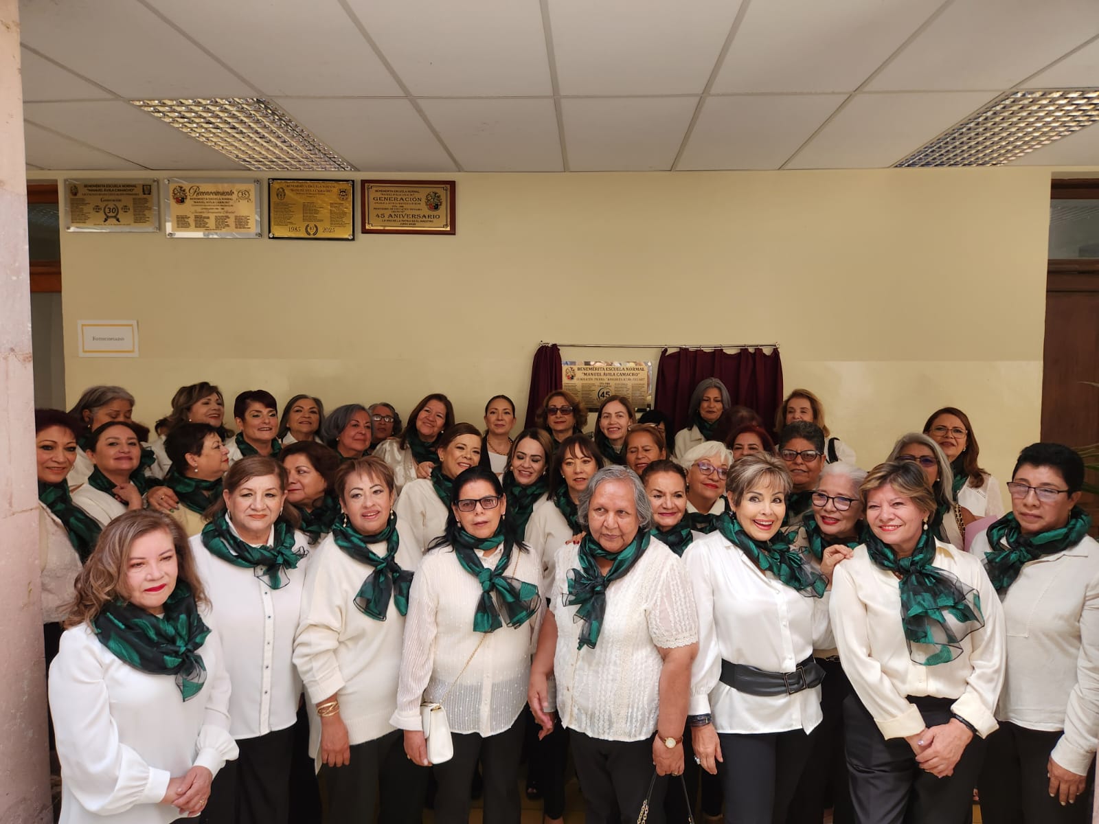 Educadoras develan placa por 45 años de egreso de BENMAC | Educación ...