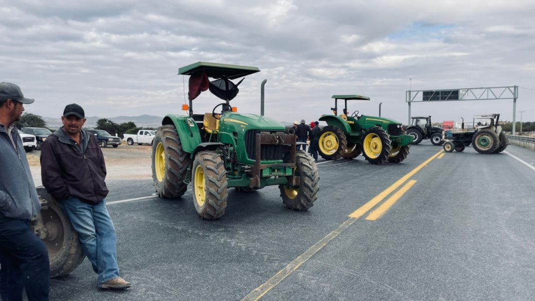 Ante falta de acuerdos productores retoman bloqueo de carretera federal ...